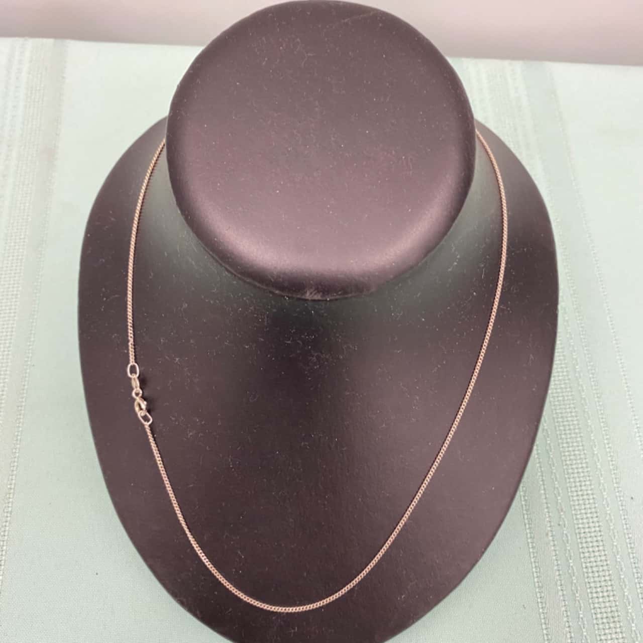 Women’s Silver chain marked 925.(s)