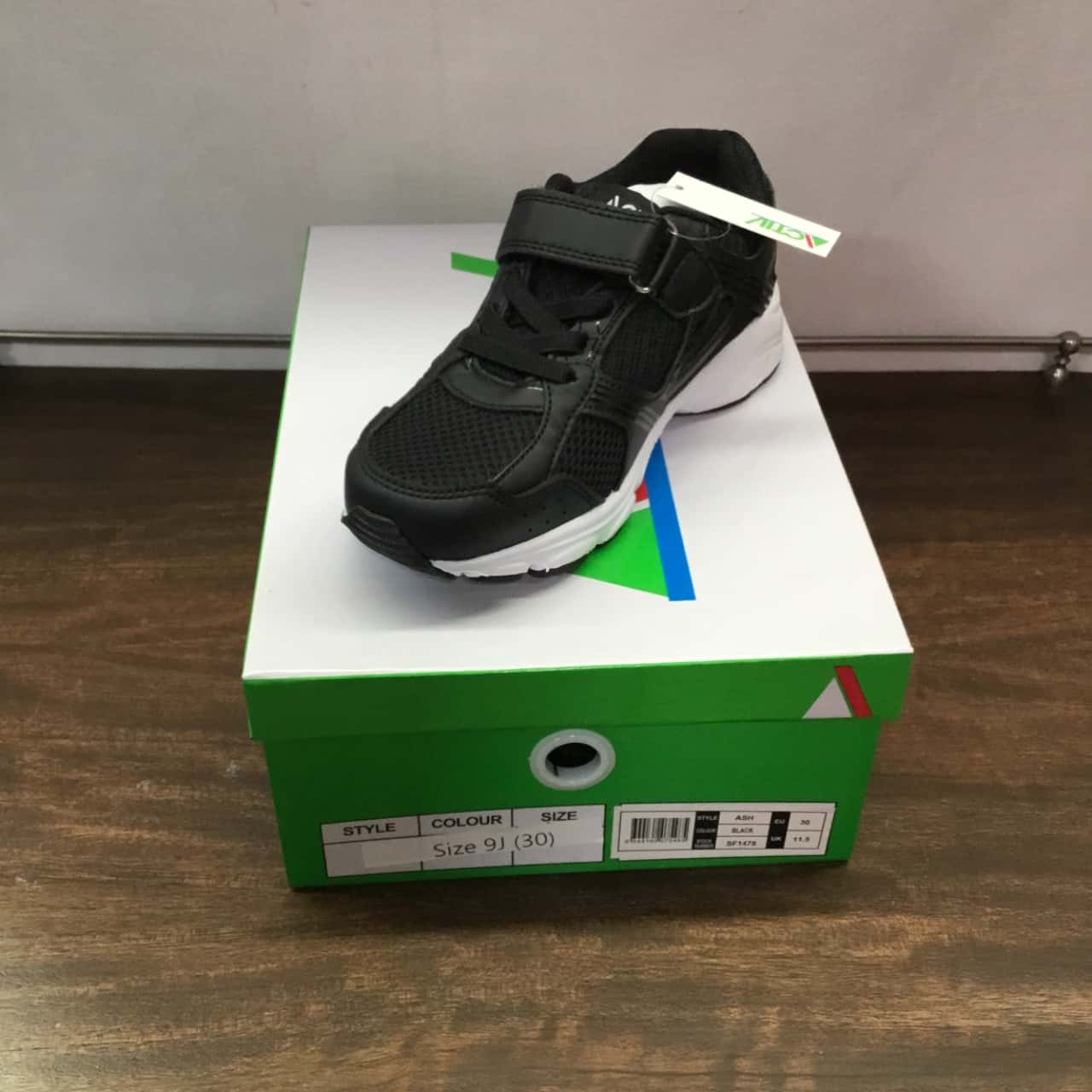 Kids Activ Size 30 / Shoes Black / White runners