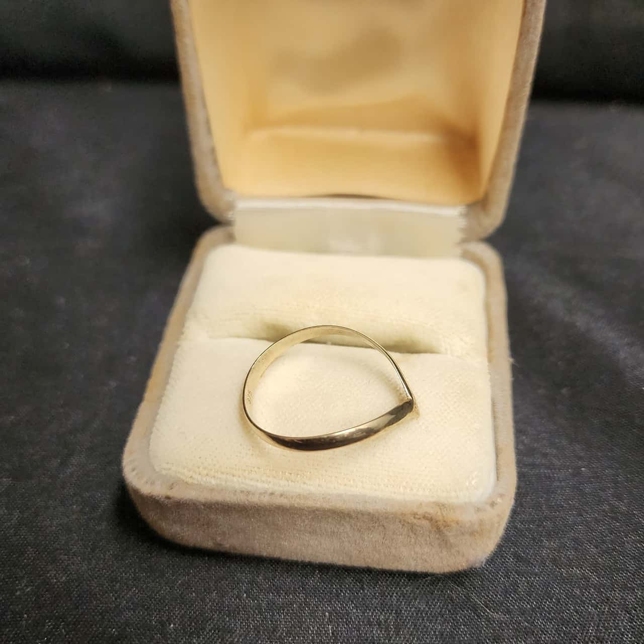 Womens gold Chevron style ring s16(s)