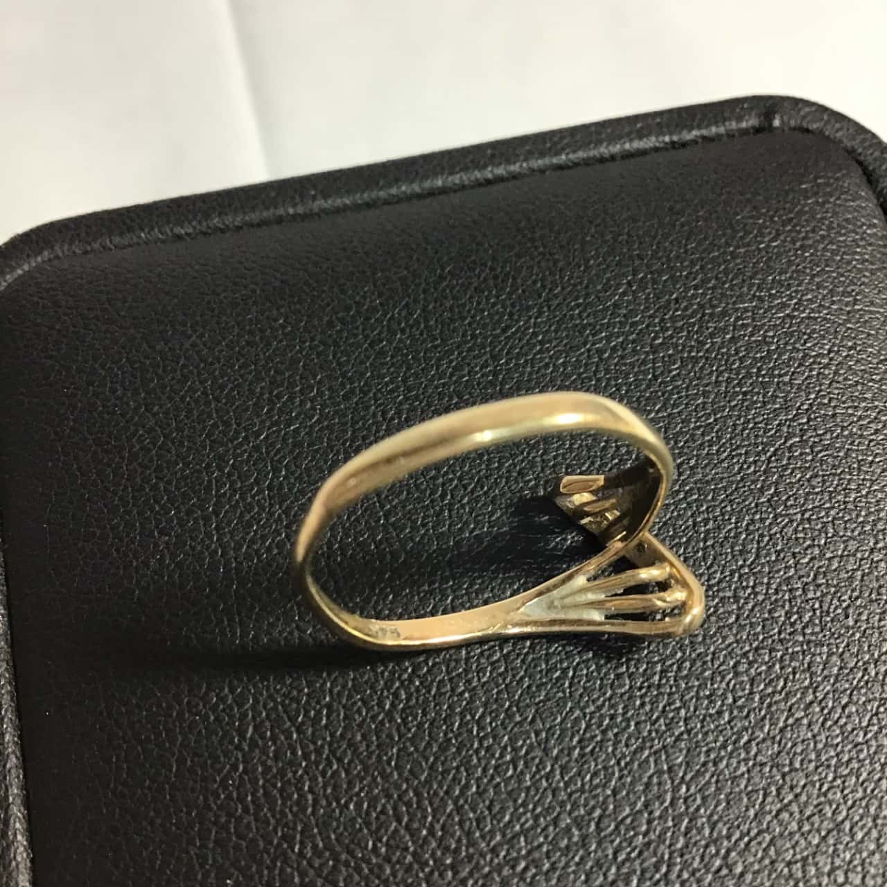 Womens 9ct Gold Ring with 3 diamonds(s)