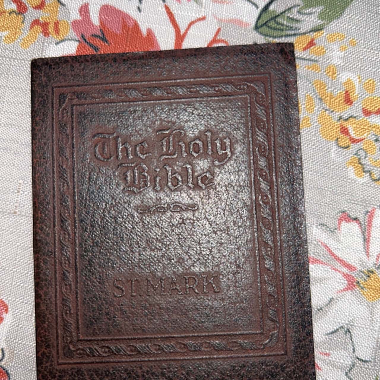 The Holy Bible ST.Mark little leather bible 24 b25)(s)