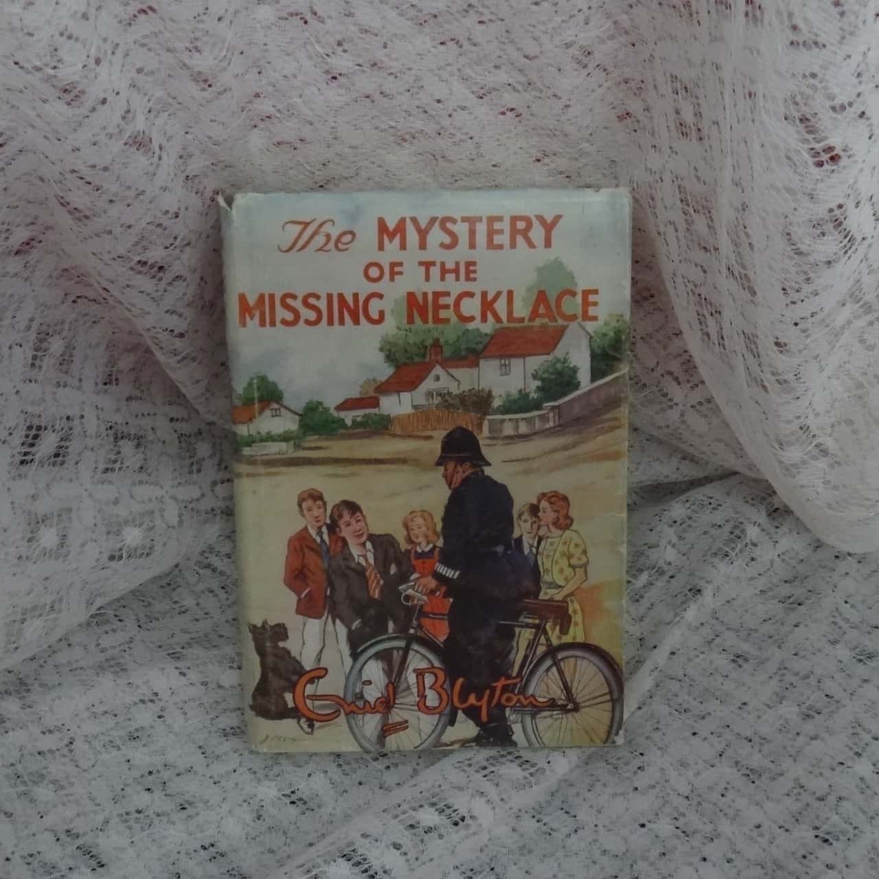 Vintage Book - The Mystery of the Missing Necklace by Enid Blyton, 1959(s)