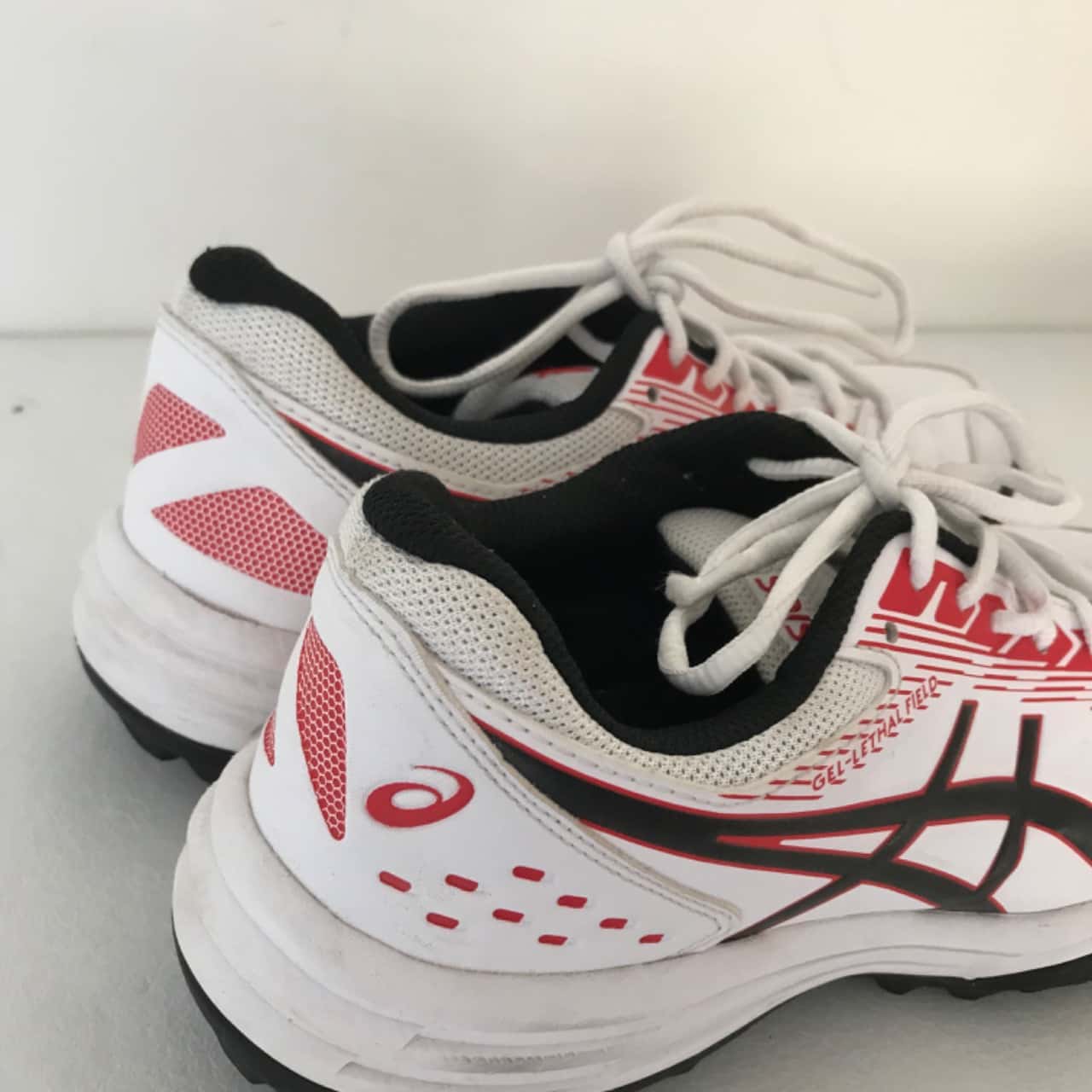 NWOT Asics Mens Size 39 / 7 / 8 White S=with Black / Red Shoes (s)