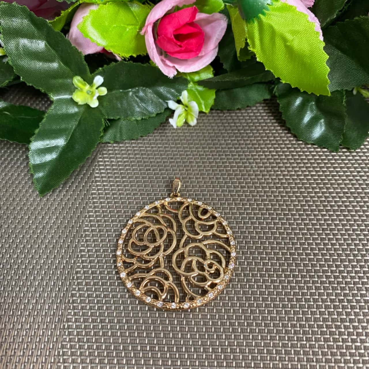 Womens Yellow Gold Filagree Pendant 35mm Diameter (s)