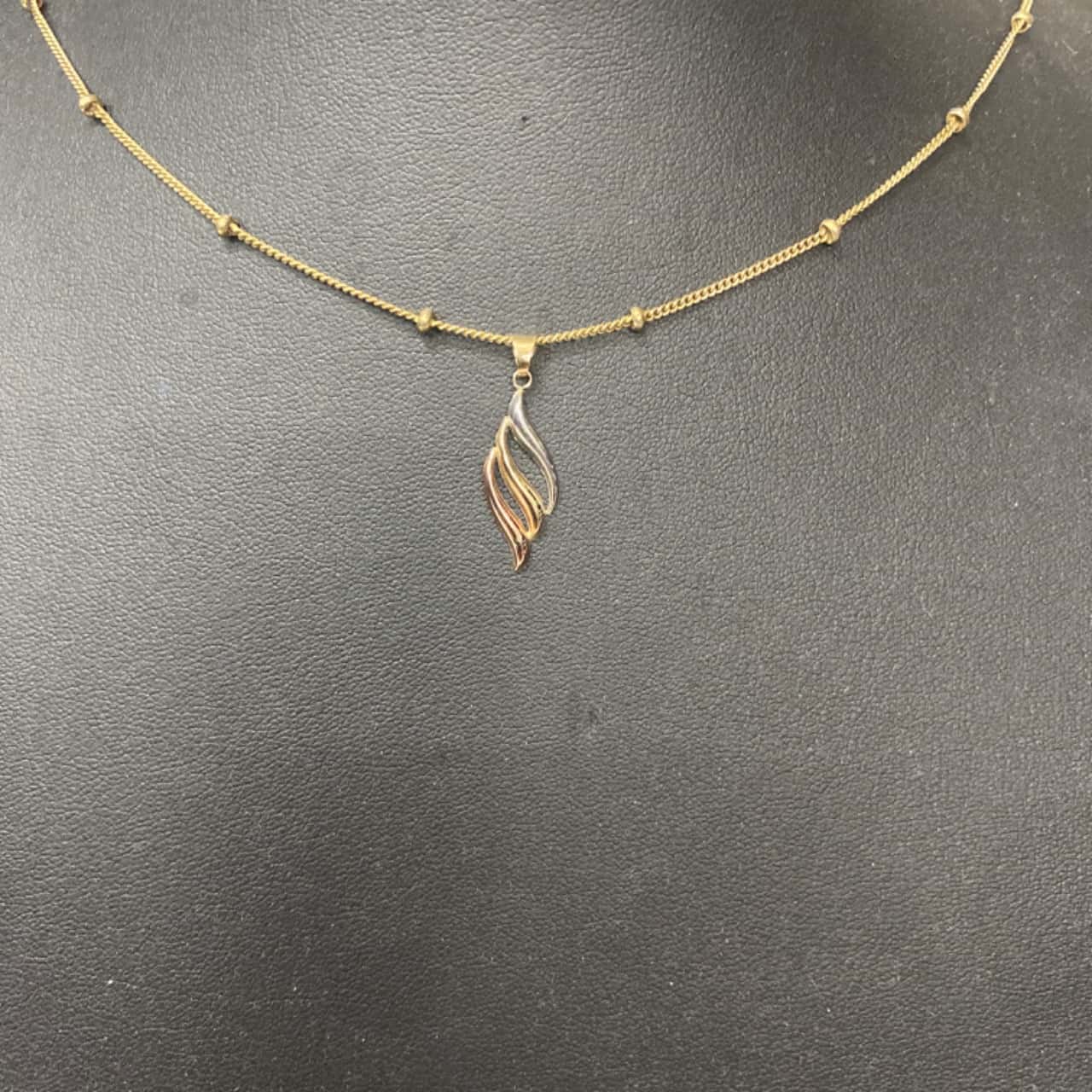 9 ct gold chain and pendant (s)