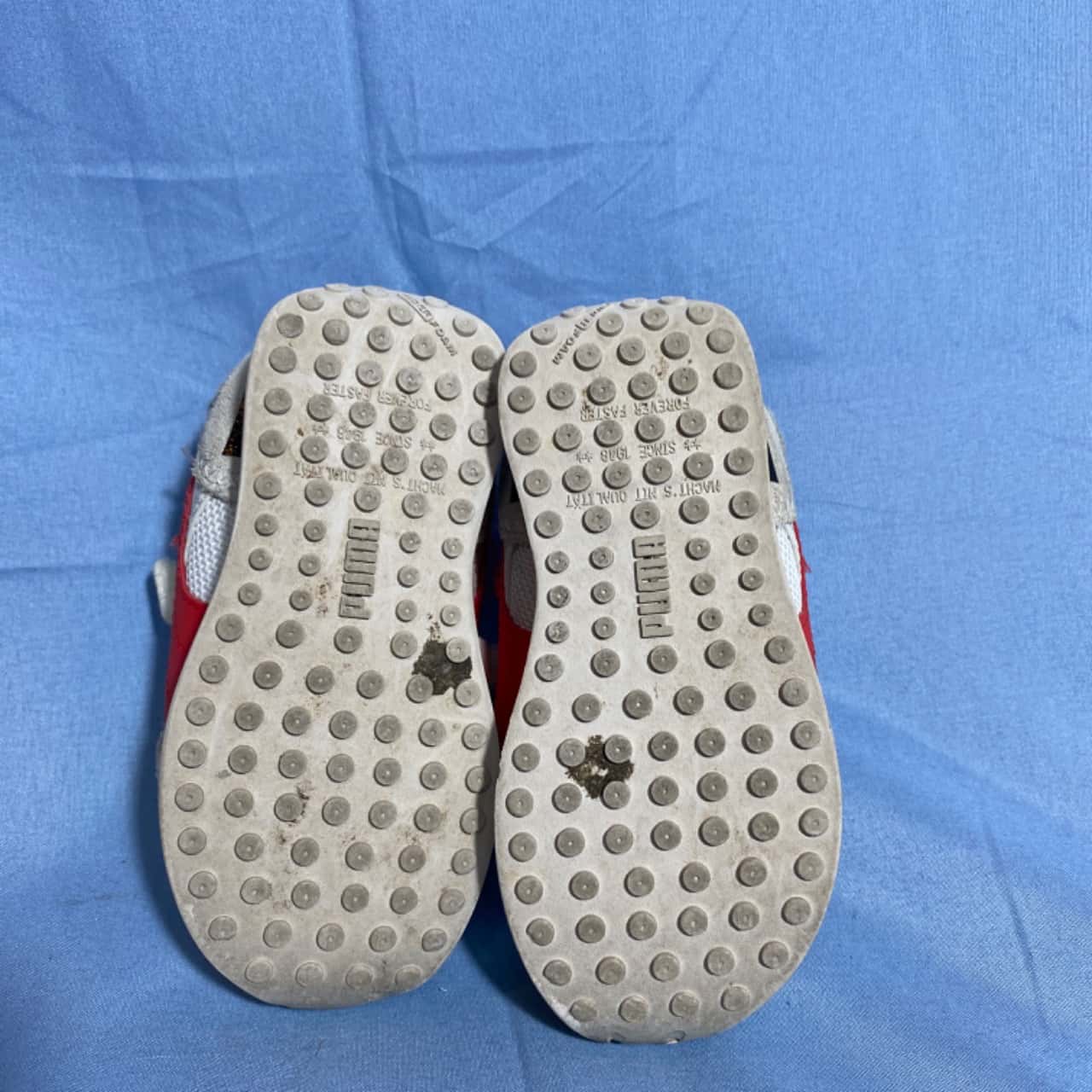 Puma Kids Size 5 White shoes