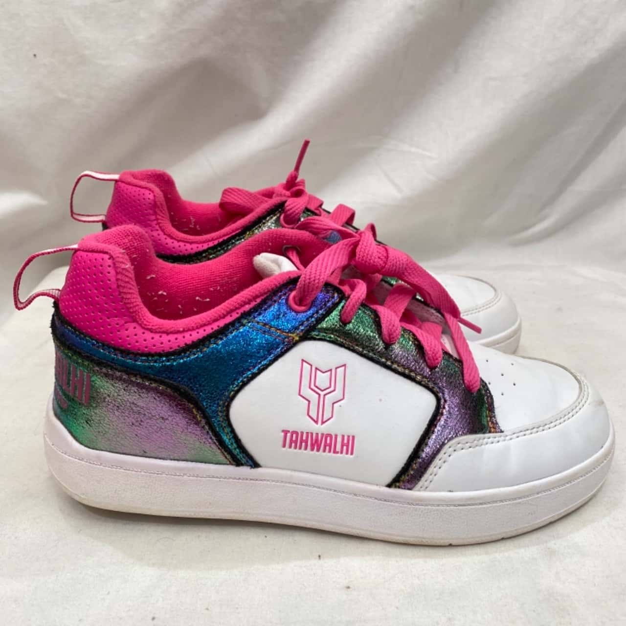 GIRLS Size 5 Uk 4 White and Metallic Rainbow Heelys Skates