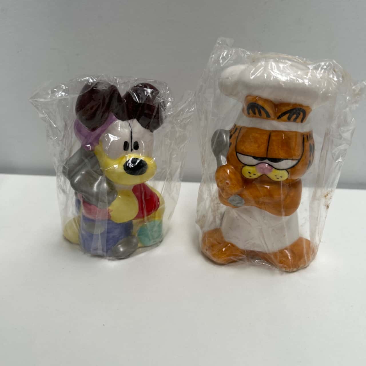 NEW - Vintage Garfield and Odie Salt and Pepper Shaker set (s)