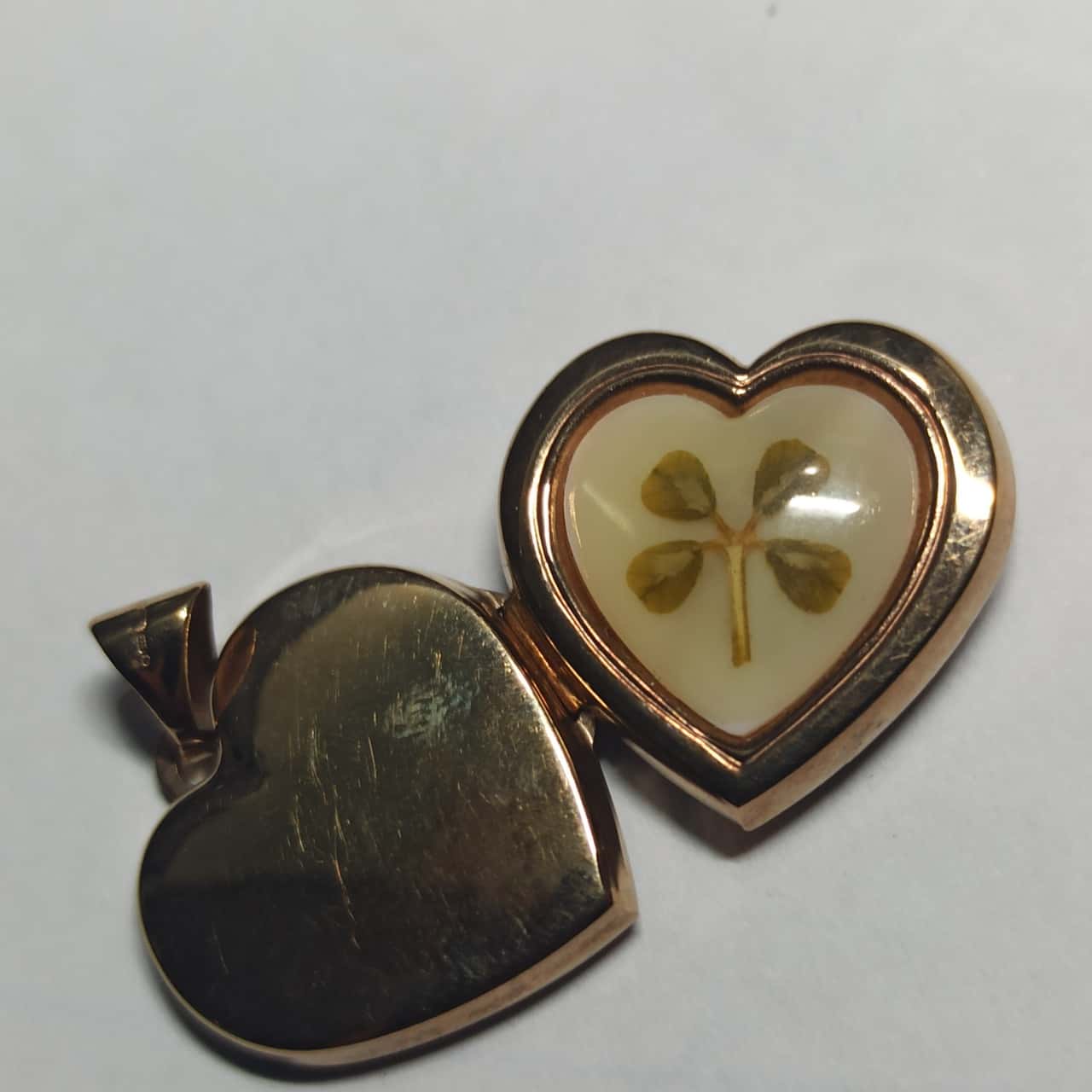9ct Gold Heart Locket with Clover Design (s)