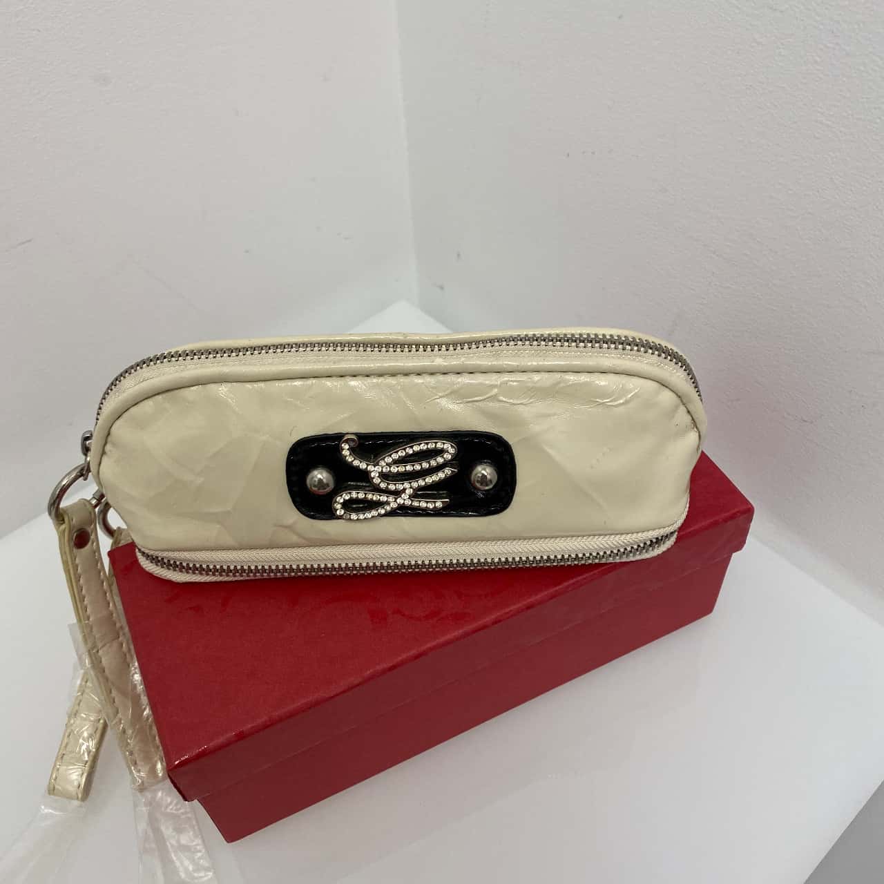Guess Cream Pencil Case. New in gift box(s)