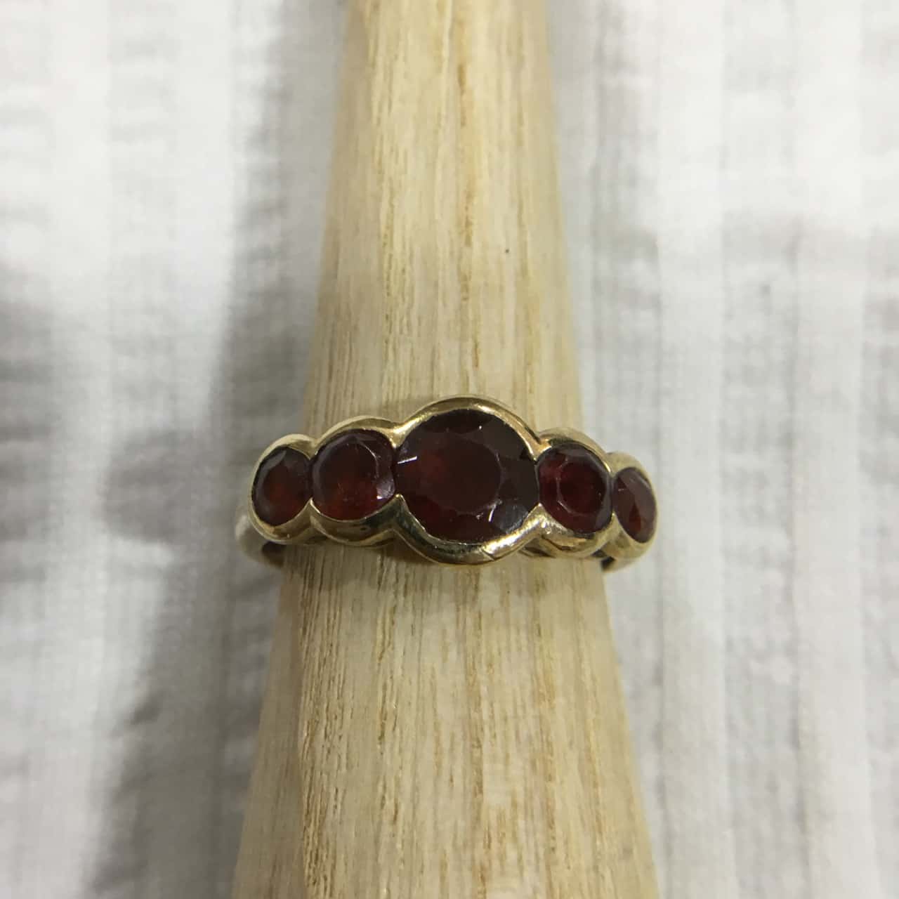 9CT 9K 375 Gold Ring with Red 5 Garnets 2.41g Size 4.75(s)