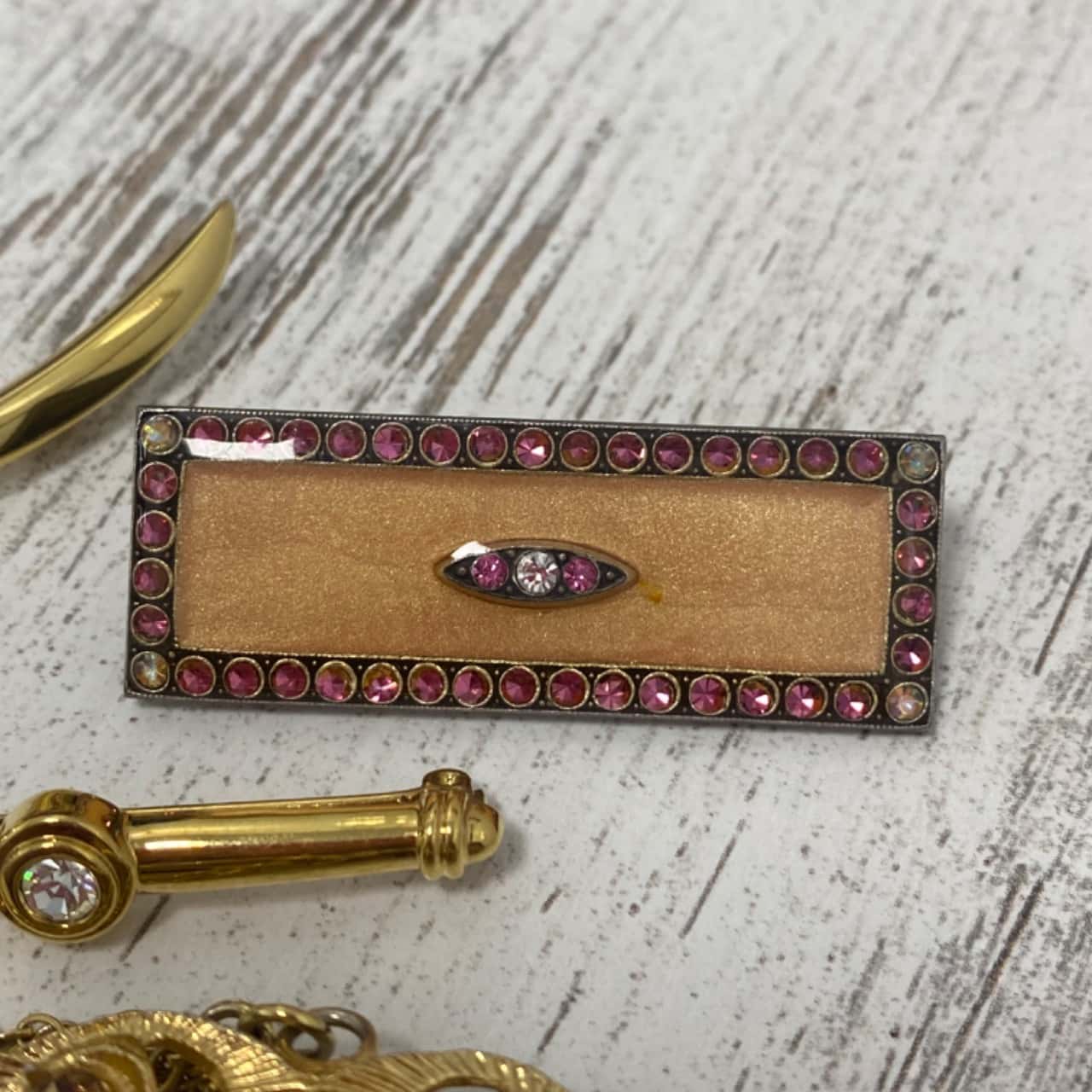 Collection of 4 Brooches(s)