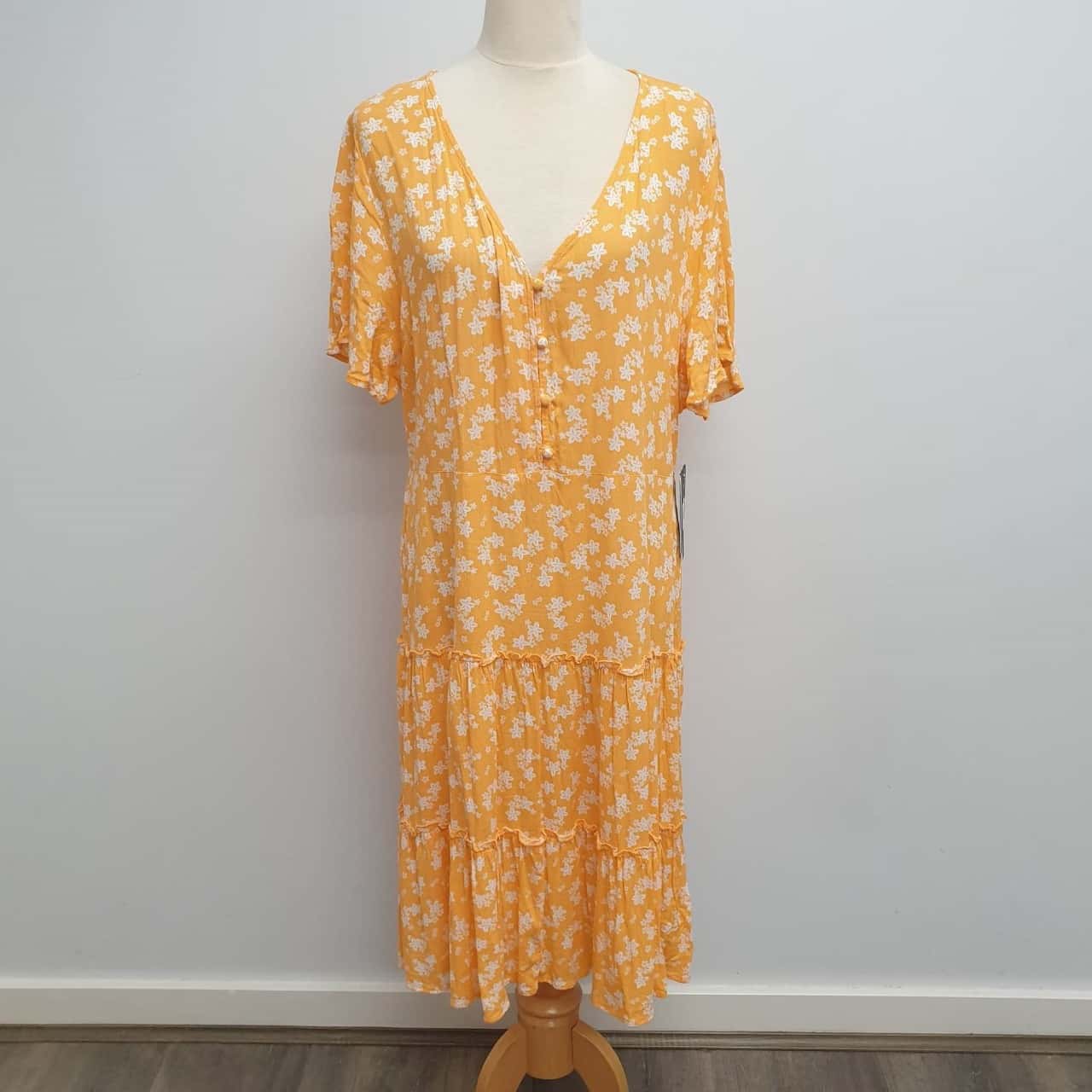 Cape Gorgeous Floral Daisy Print Nectarine Coloured Tired Skirt Midi ...