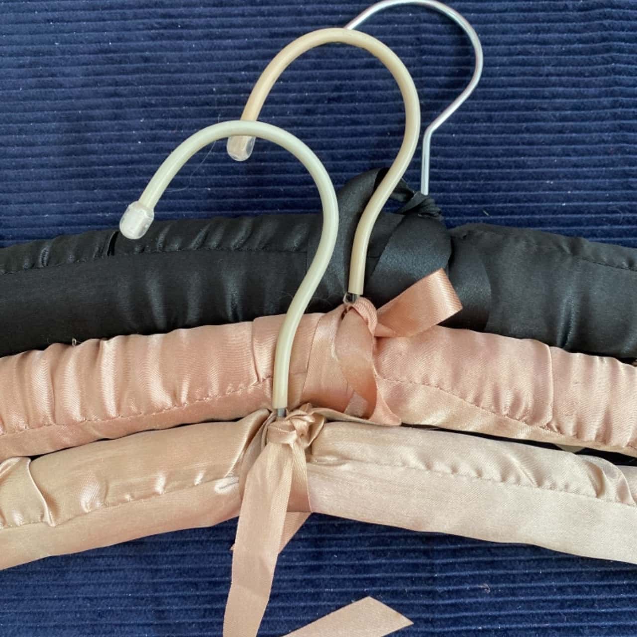 Fabric covered hangers black / brown