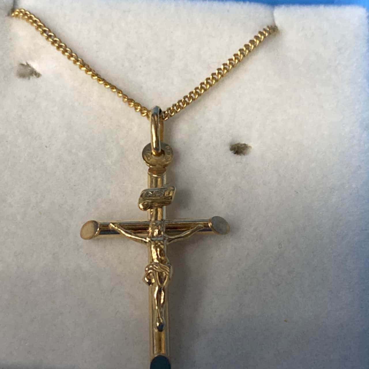 9 ct 375 chain and crucifix (s)