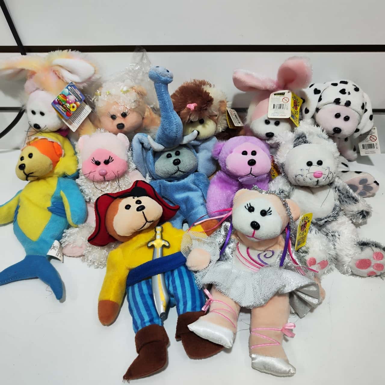 12x Assorted Beanie Kids (s)