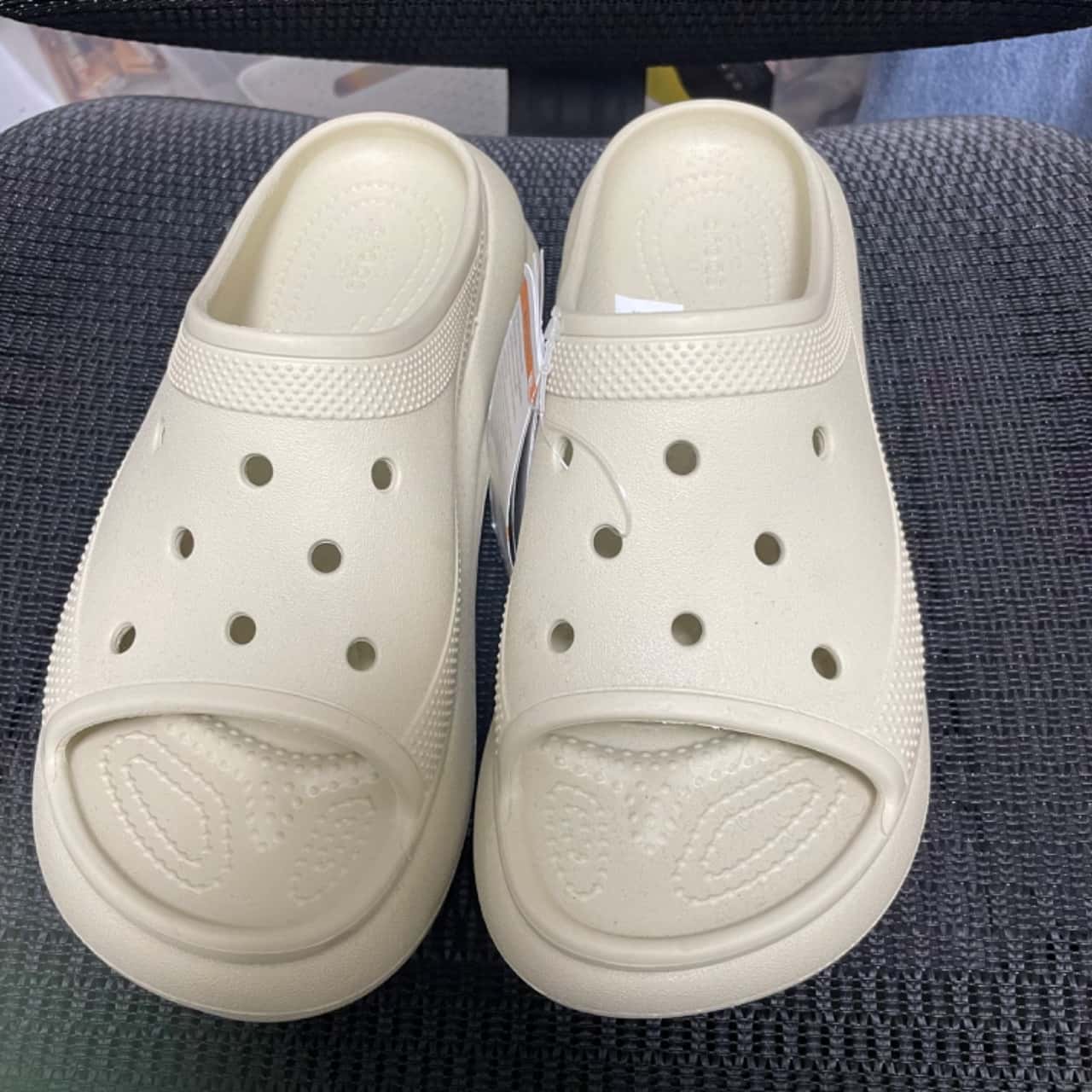 BNWT Crocs Unisex Size 6 Off White