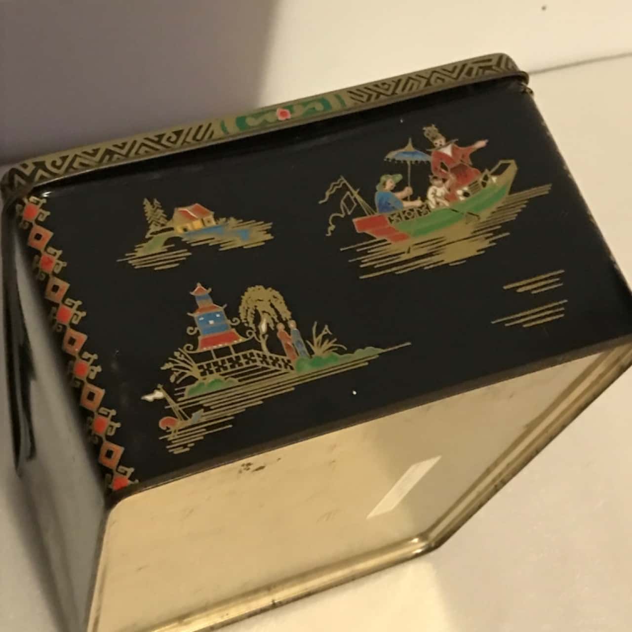 Vintage Decorative Tin Japanese Themed 30 cm x 20 cm x 15 cm (s)