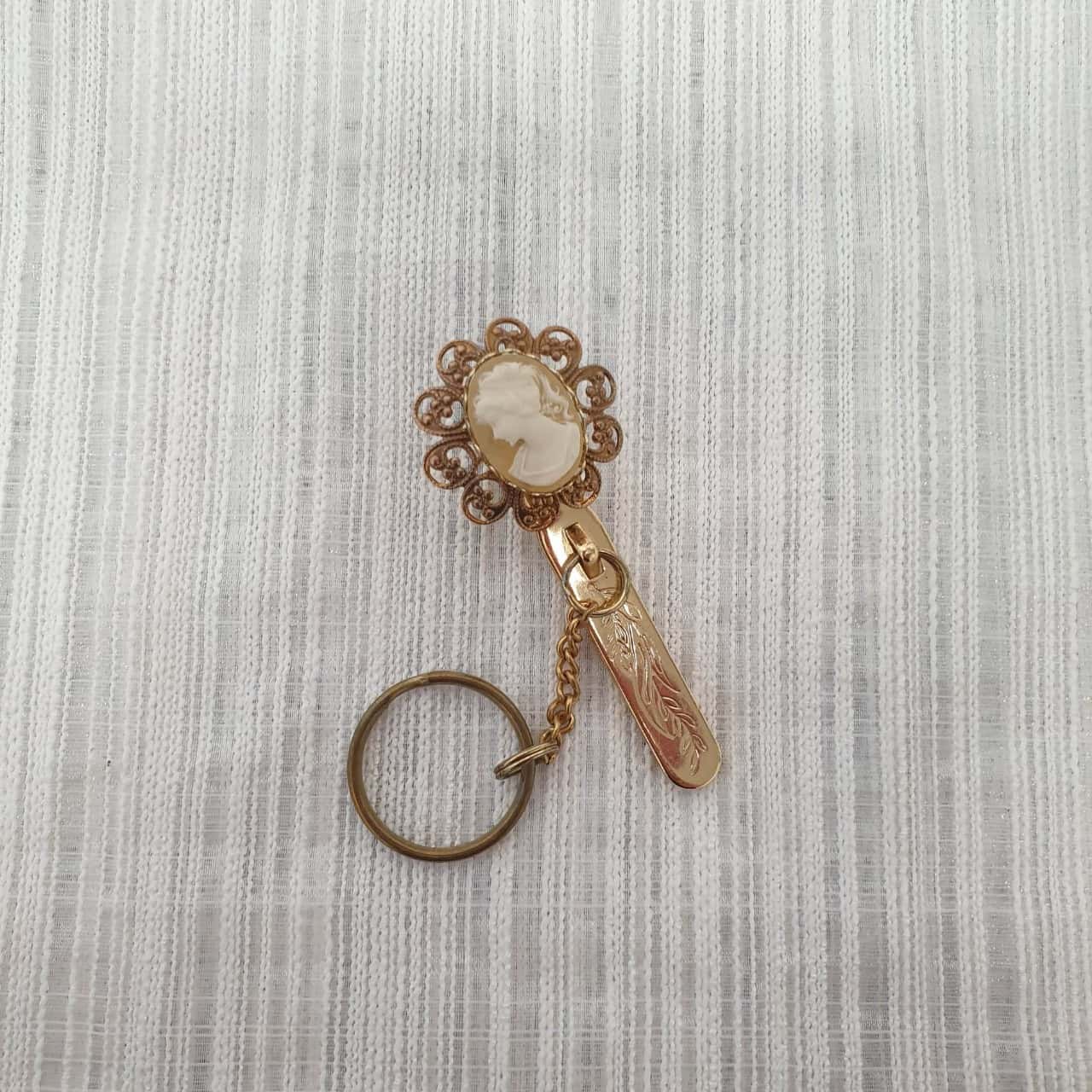 Kings Vintage Clip Key Finder /Signed /Filigree /Cameo /Gold Tone Key ...
