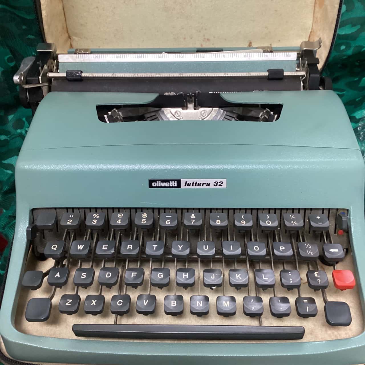 Typewriter-Olivetti Lettera 32.
