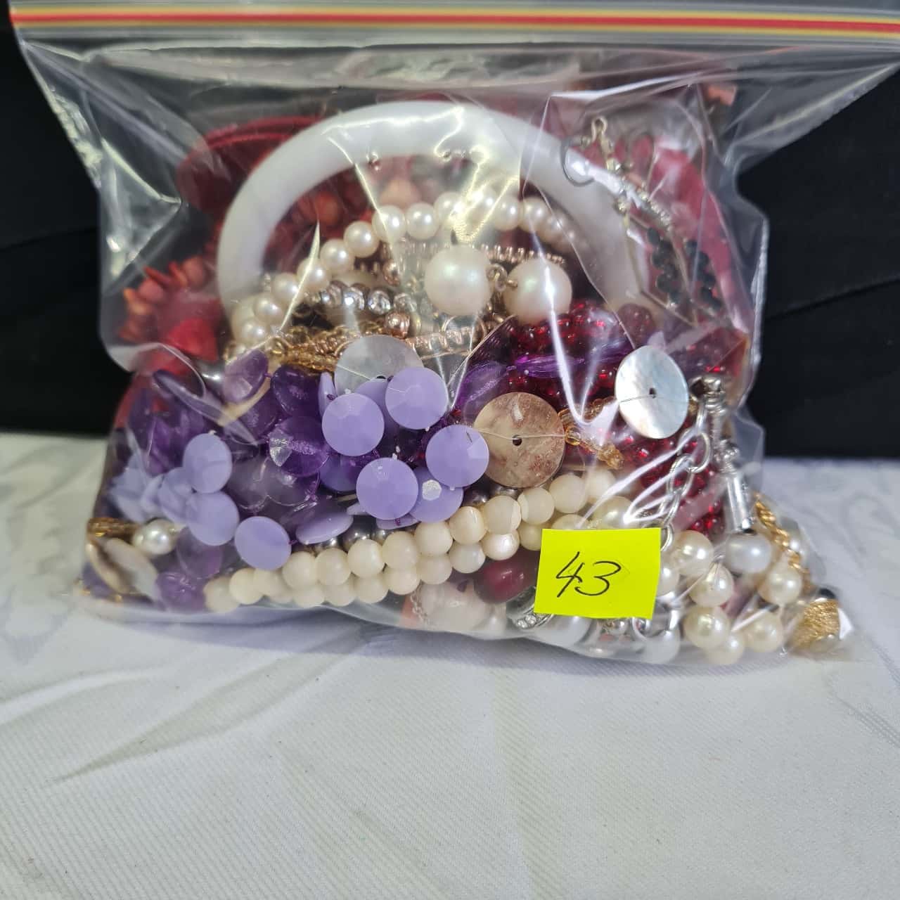 Assorted bag of jewellery (43)(s)