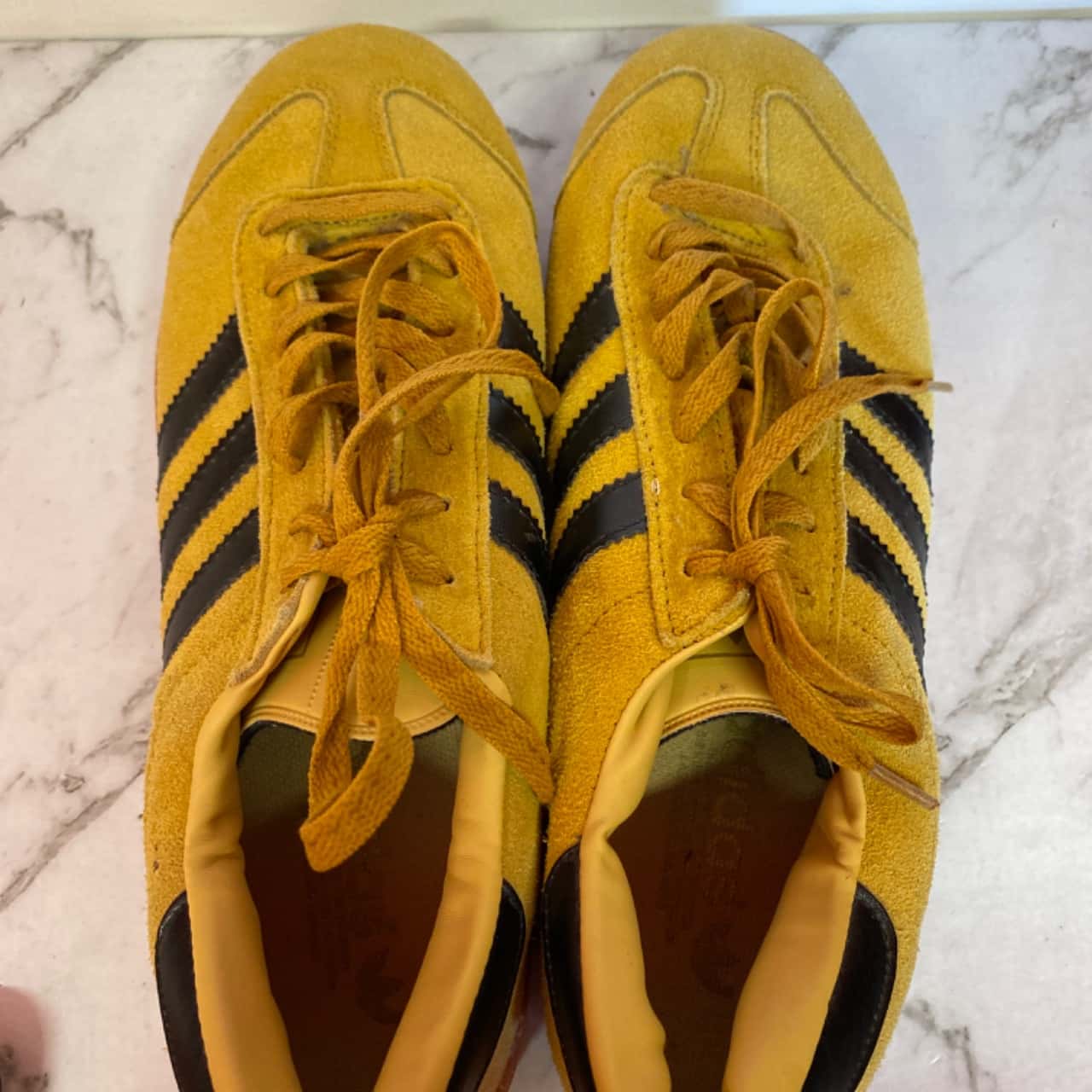 Adidas Mens Size 9.5 Black / Mustard