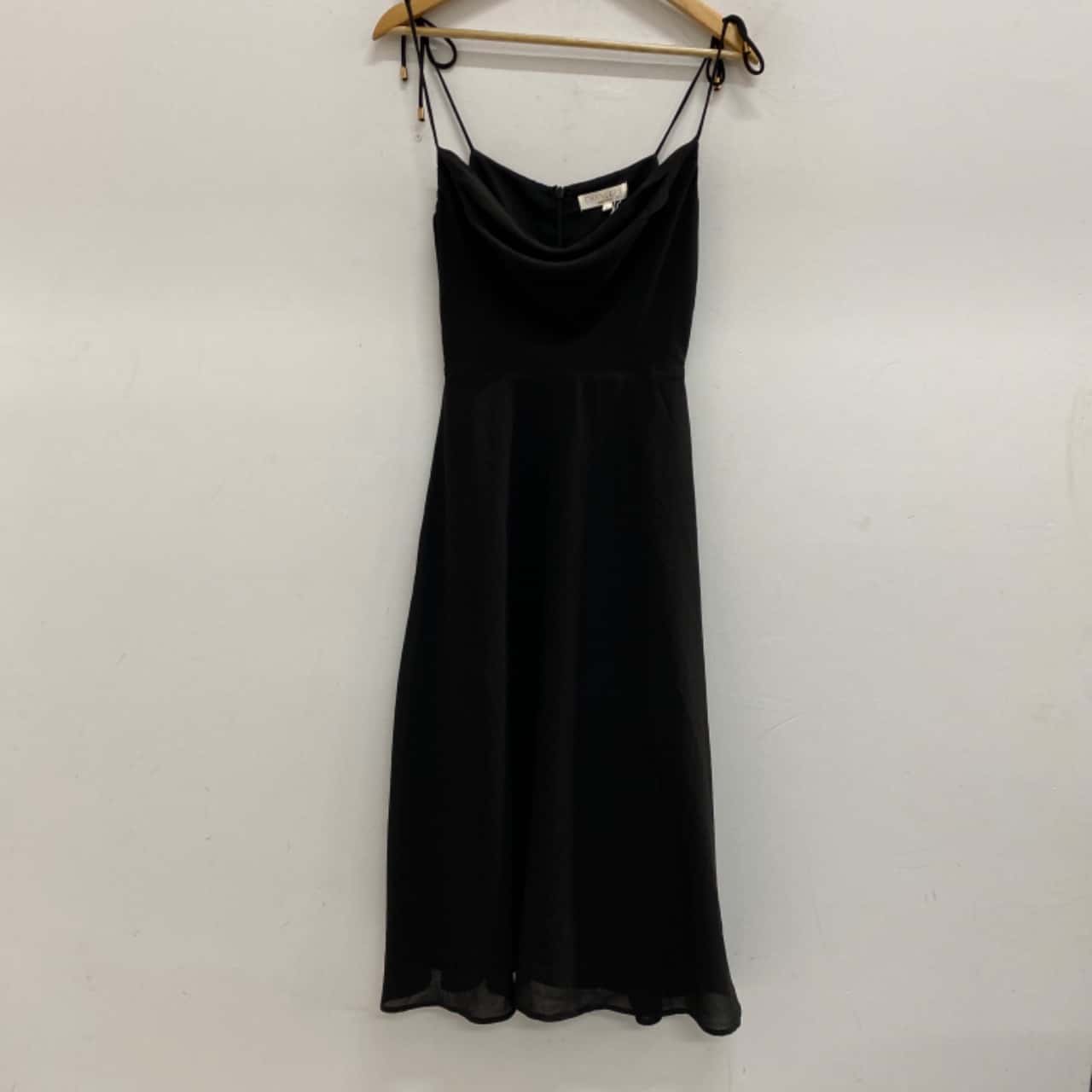 CHANCERY Womens Size 6 Shoestring Strap Black