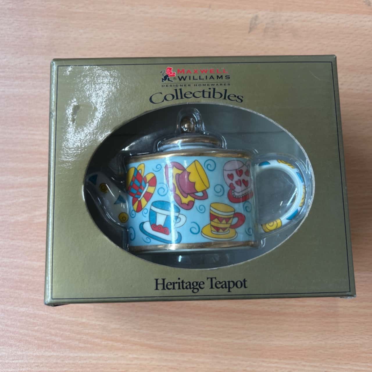 Maxwell & Williams collectables heritage tea pot (s)
