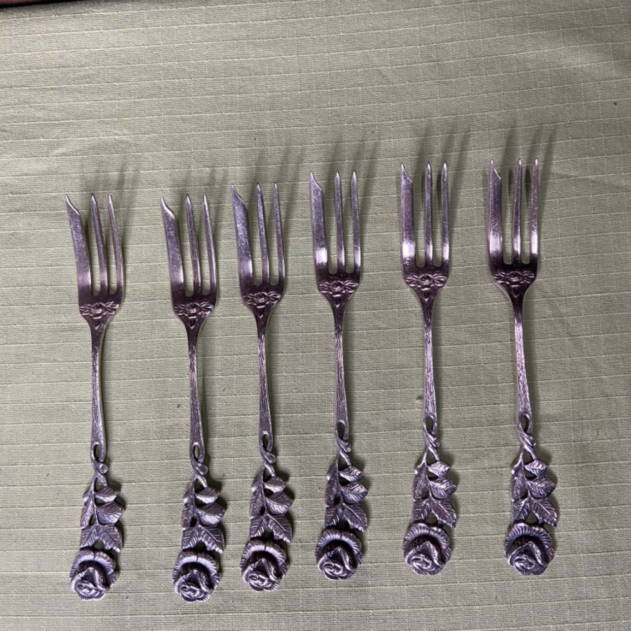 Vintage Antiko 100 Silver Plated Hildesheim Rose Set(s)