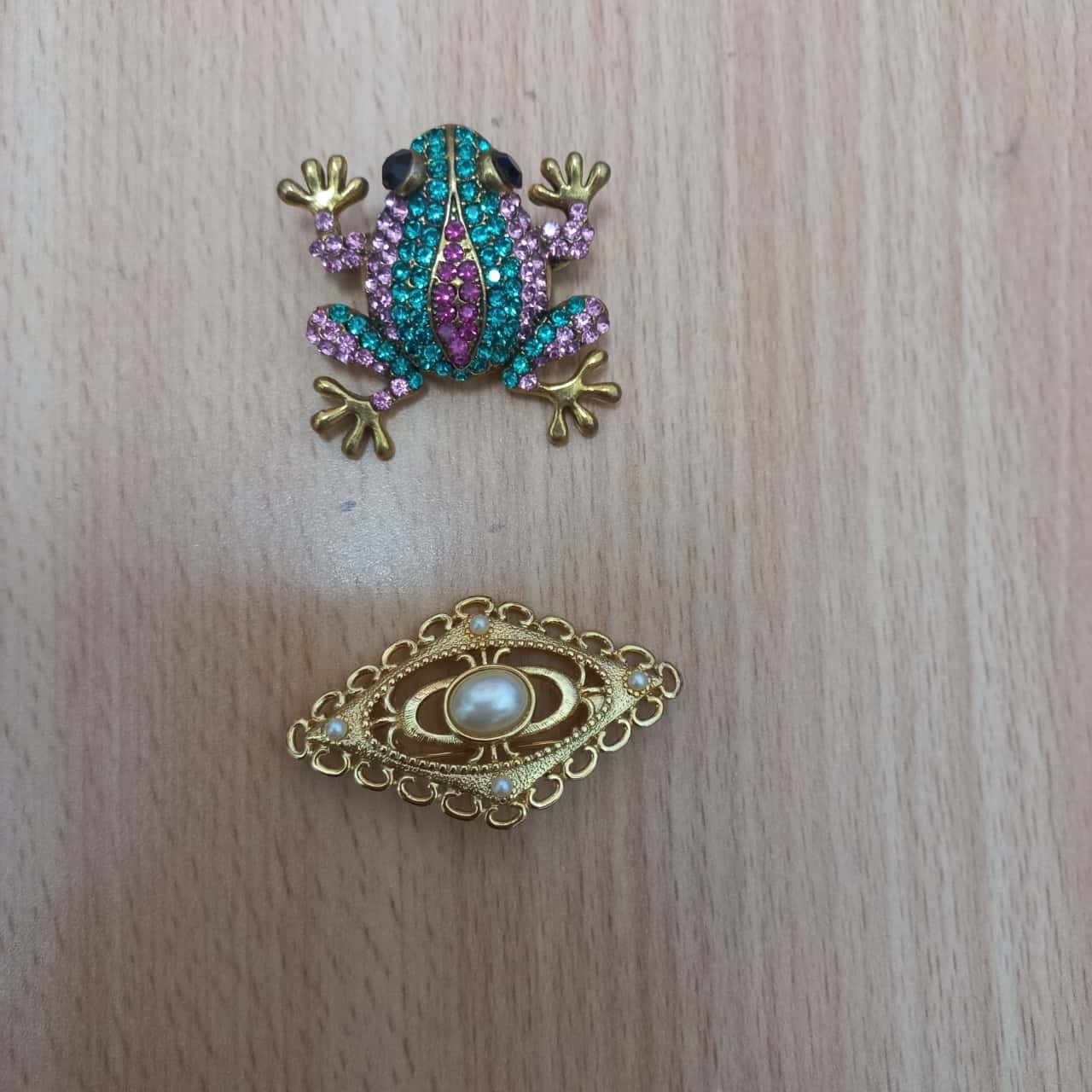2 ladies brooches