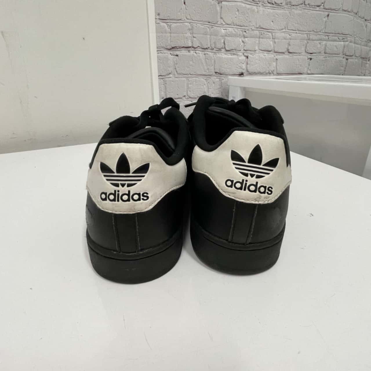 Adidas Mens Size 10 Black / White (s)