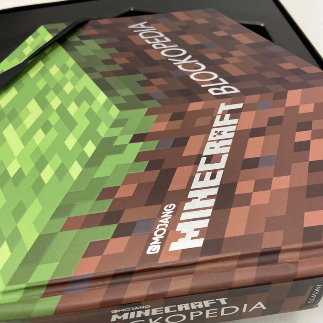 Minecraft Blockopedia book in box