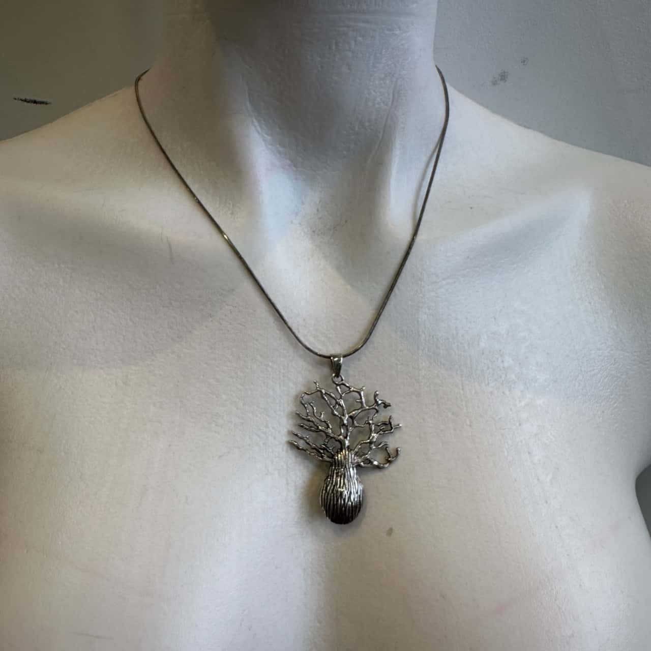 Women's Tree Pendant & Necklace Silver (s) - Used Very Good | Salvos Stores