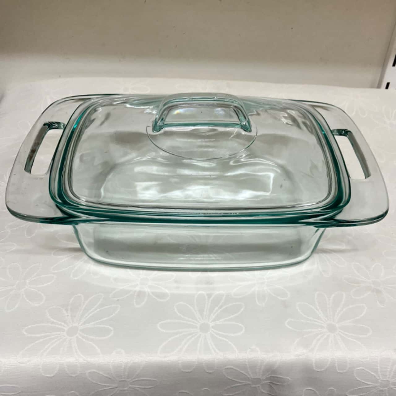 Glass Pyrex caserole dish with Lid 31cm long.(s)