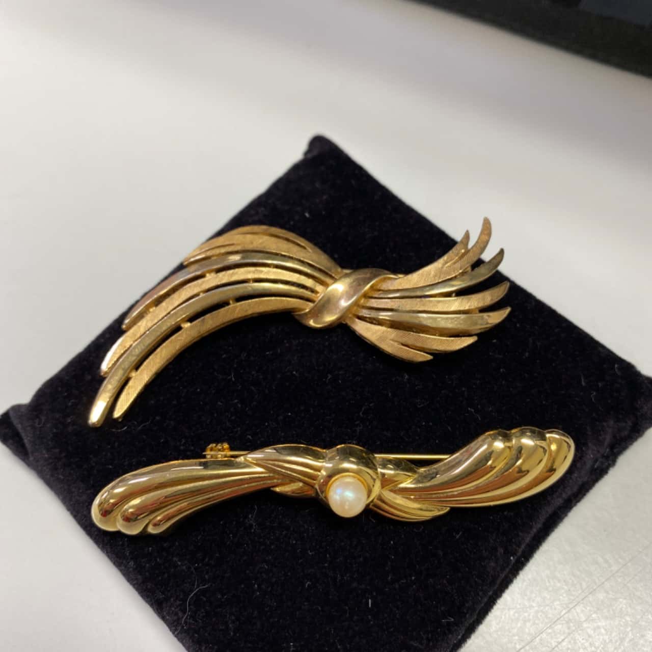 2x Vintage Brooches(s)