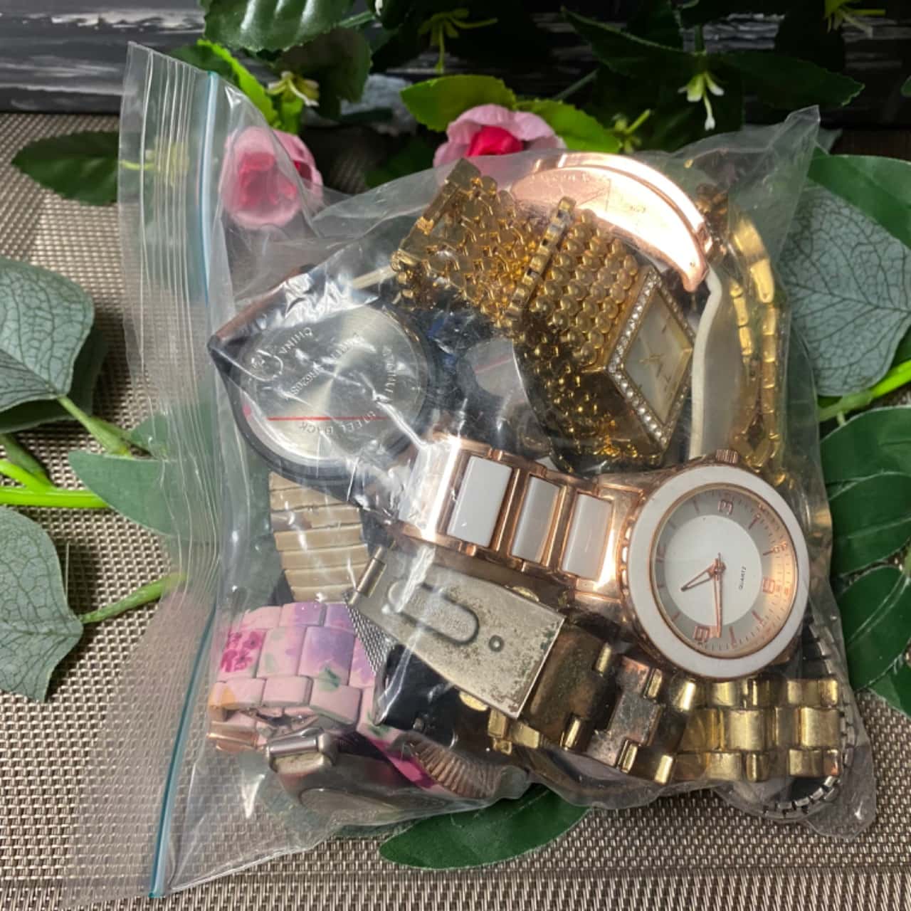 Bag 82- mixed bag of watches- please read description (s)