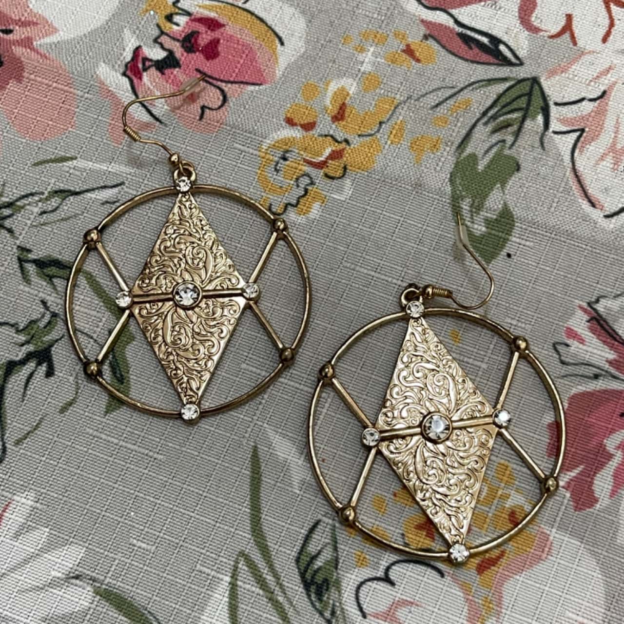 Womens Round Gold Earrings With Diamond Shape Centre B7f