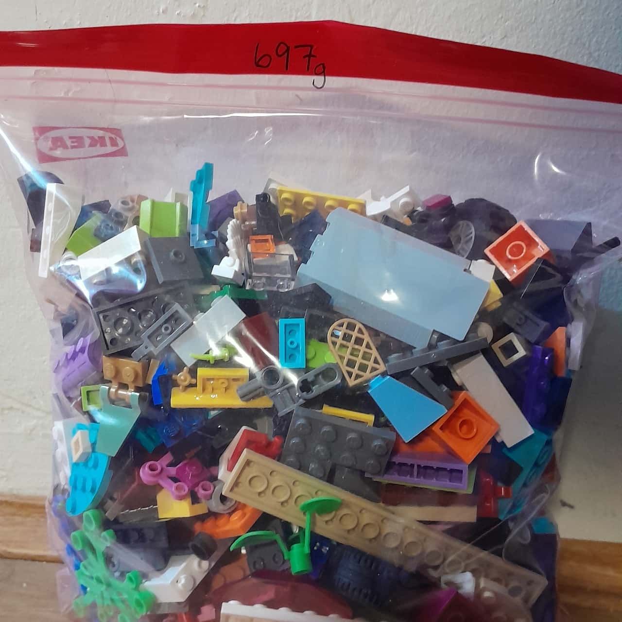 Bag of assorted lego pieces(s)