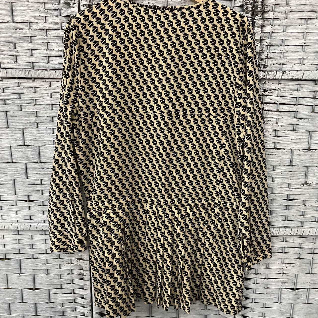 Jump Womens Size 12 Button Up Top Beige / Black / Pattern