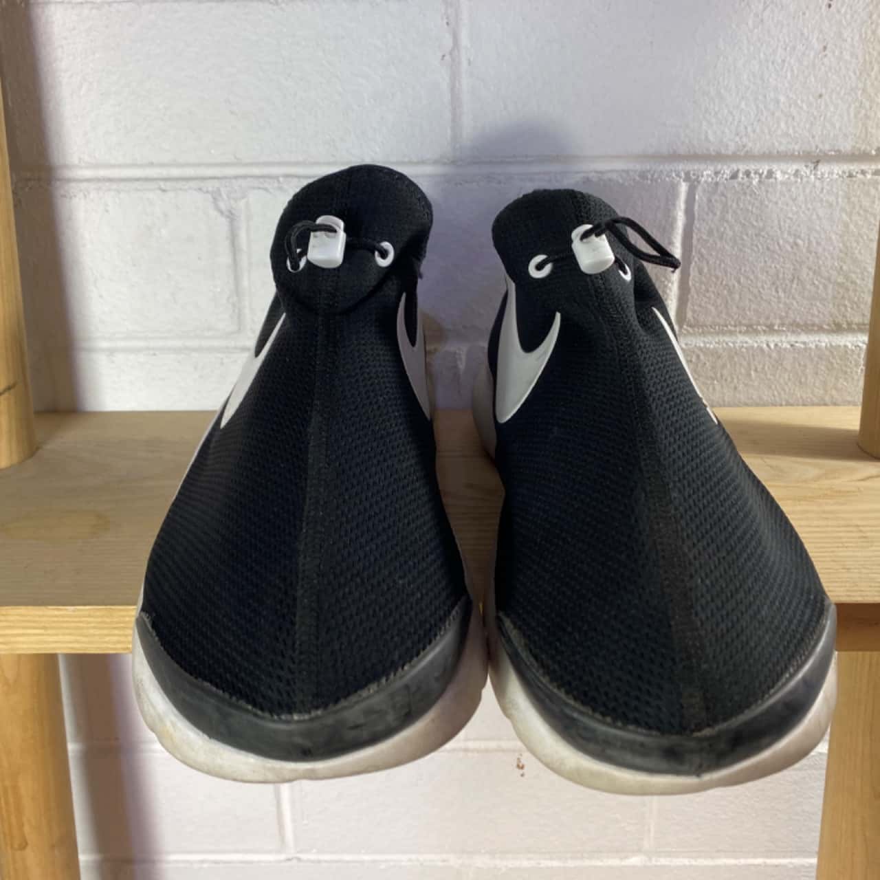 Nike Mens Aptare Sneakers Size 9/10 Black/ White