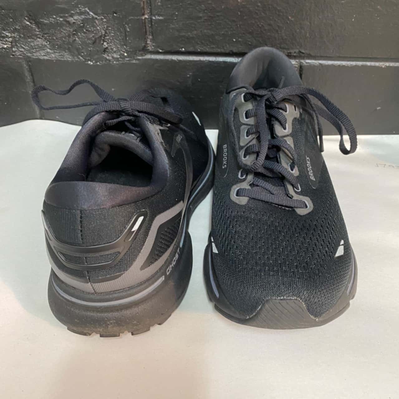Brooks Mens Size US 9 Black Shoes (s)
