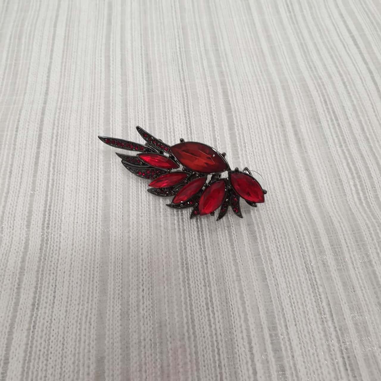 Absolutely Stunning Red Rhinestone & Diamante Leaf Splay Design Pierced ...