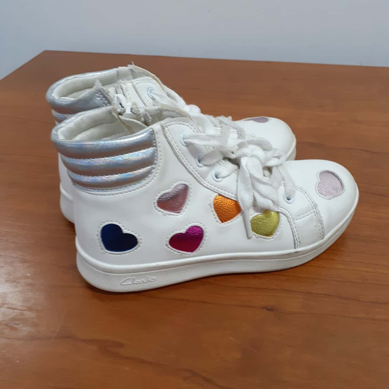 Clarks Kids Size 32 (s)