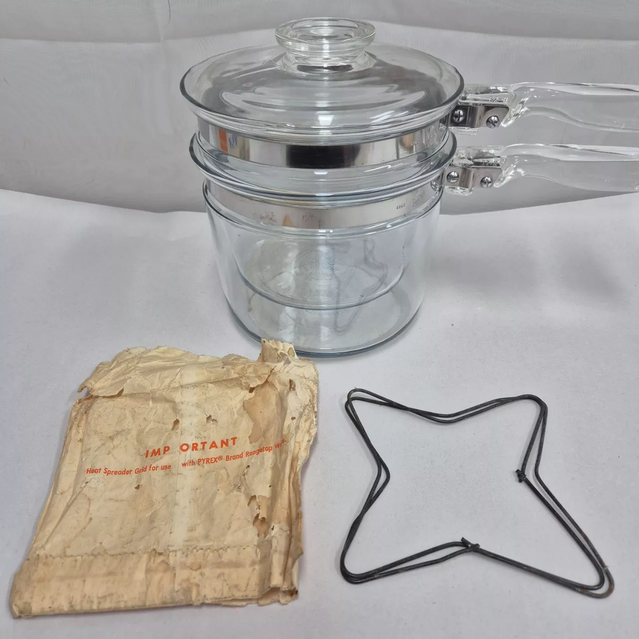 Pyrex Clear Glass Pots with 1x lid. (s)