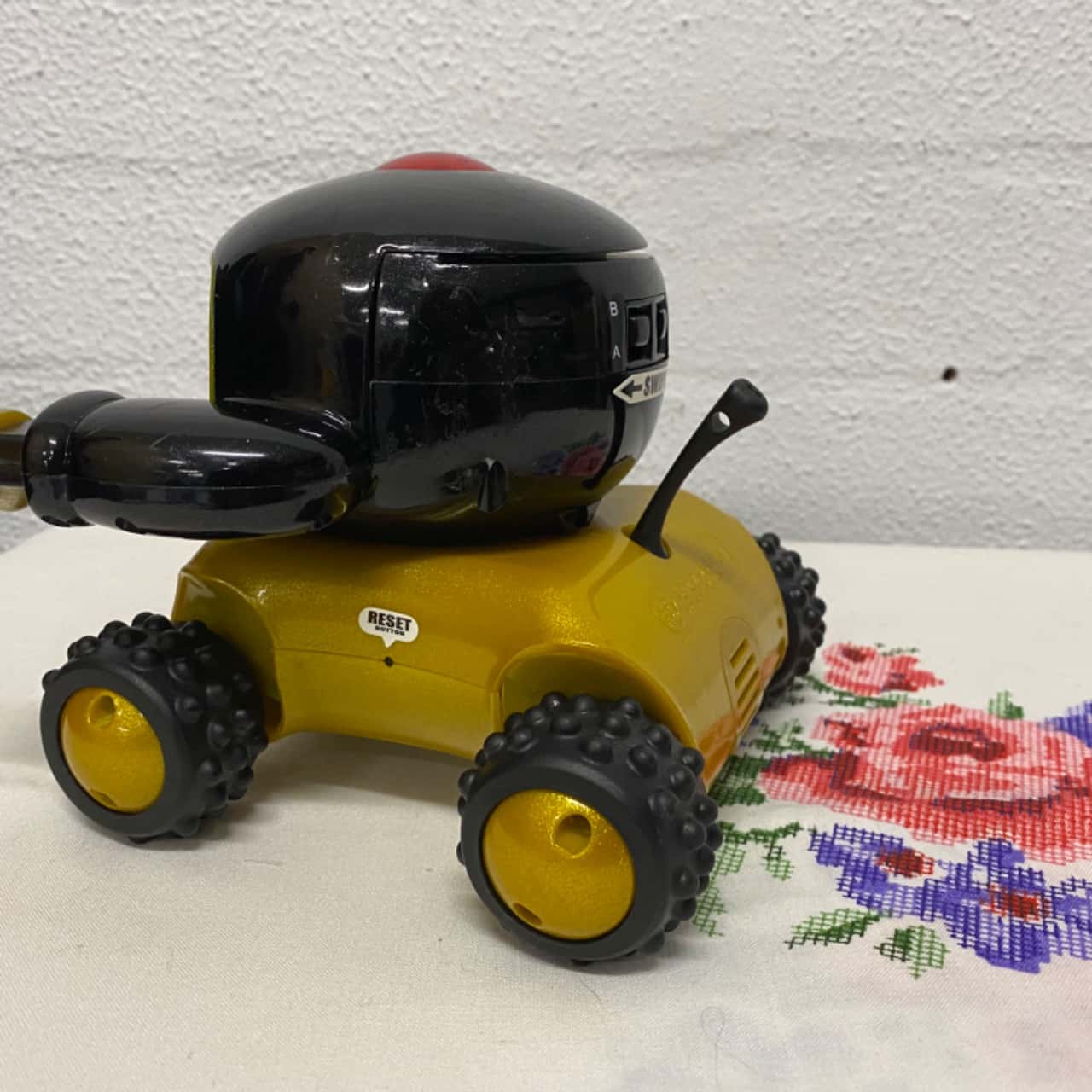 Rumble Robots Bolt Man Team Blue Robot vintage 2000s With Remote