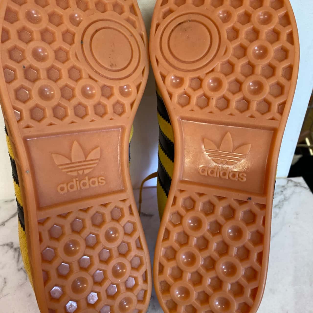 Adidas Mens Size 9.5 Black / Mustard