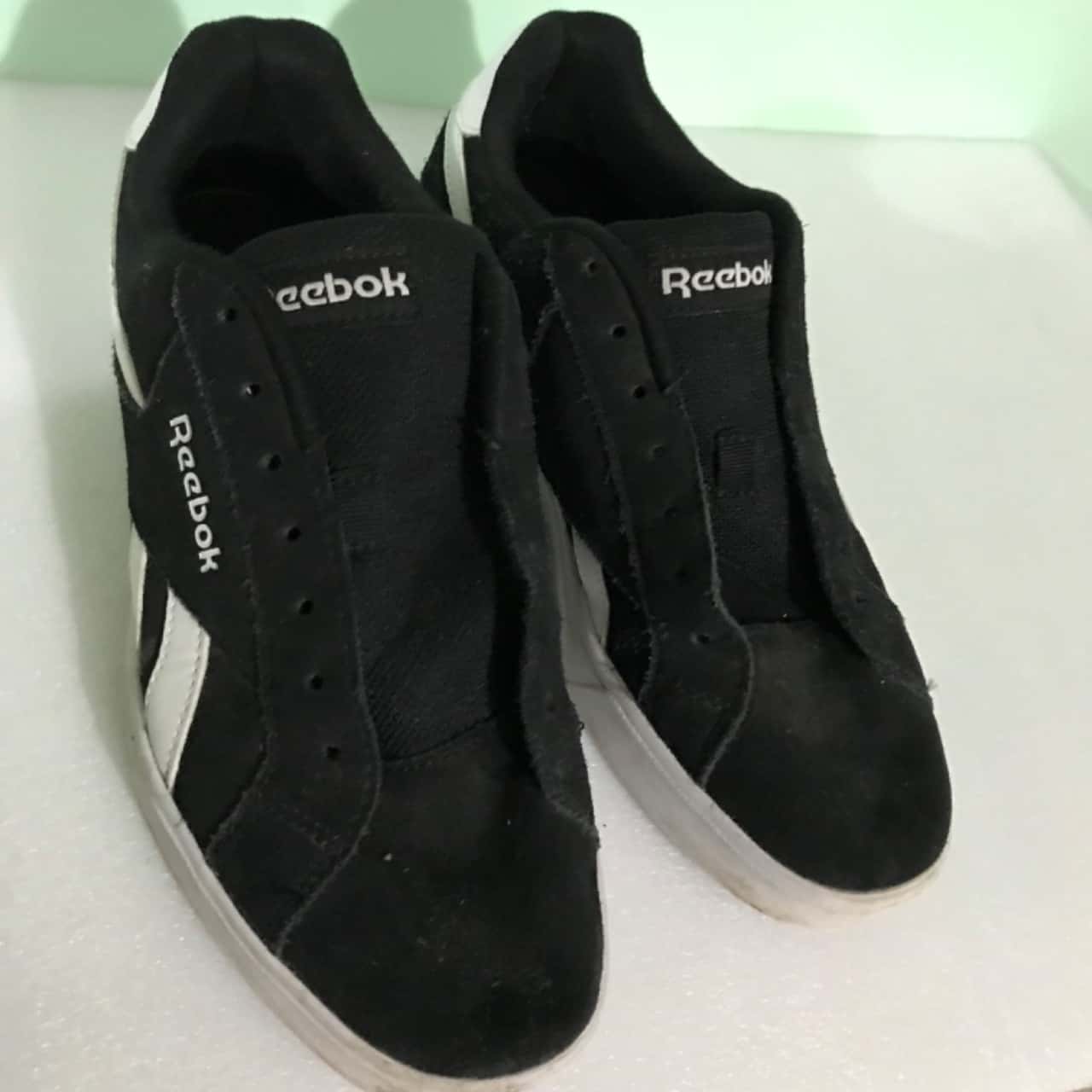 NWOT Reebok Womens Black / White Suede Shoes no laces