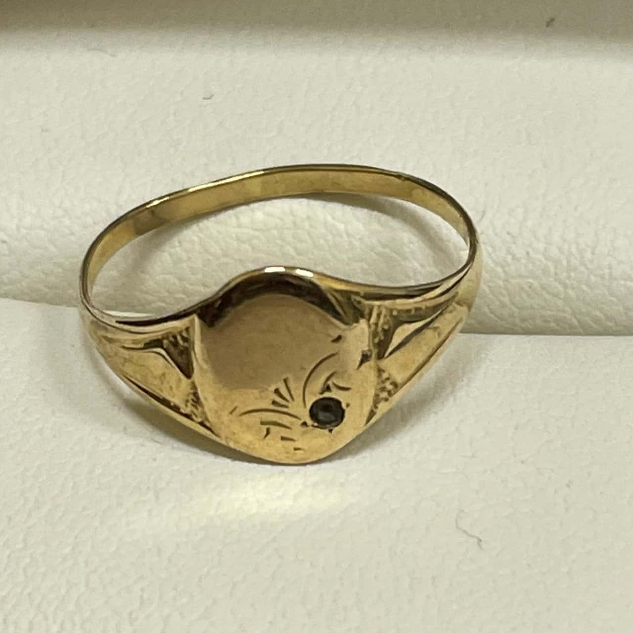 Women's 9ct Gold Vintage Signet Ring (s)