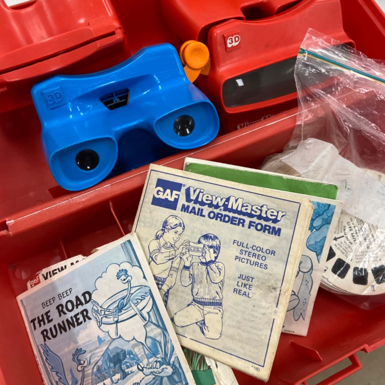 4x vintage view masters, slides and case ( as is )