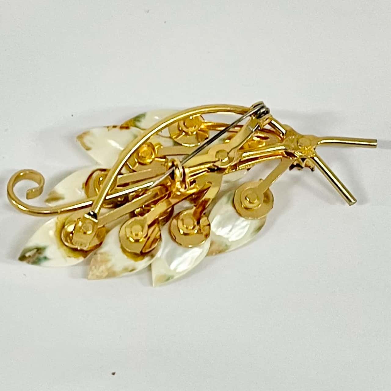 Vintage Shell Leaf design brooch (s)